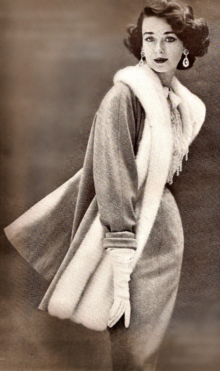 مدلینگ مد چیست [ترند 2025] | آموزشگاه طراحی لباس